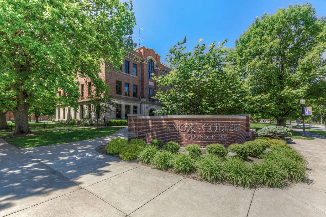 Experience Knox College in Virtual Reality.